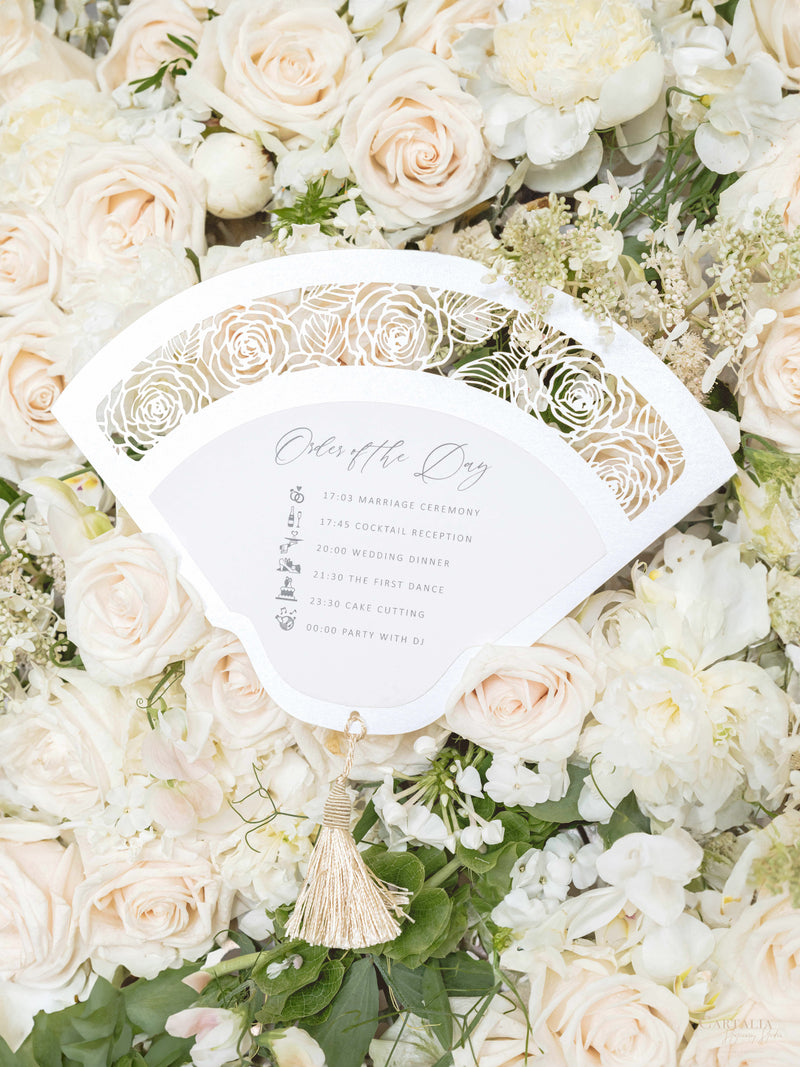 Intrincado abanico de pétalos de boda en forma de rosa cortado con lás ...